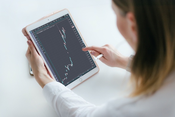 Woman with tablet on SmartTrader